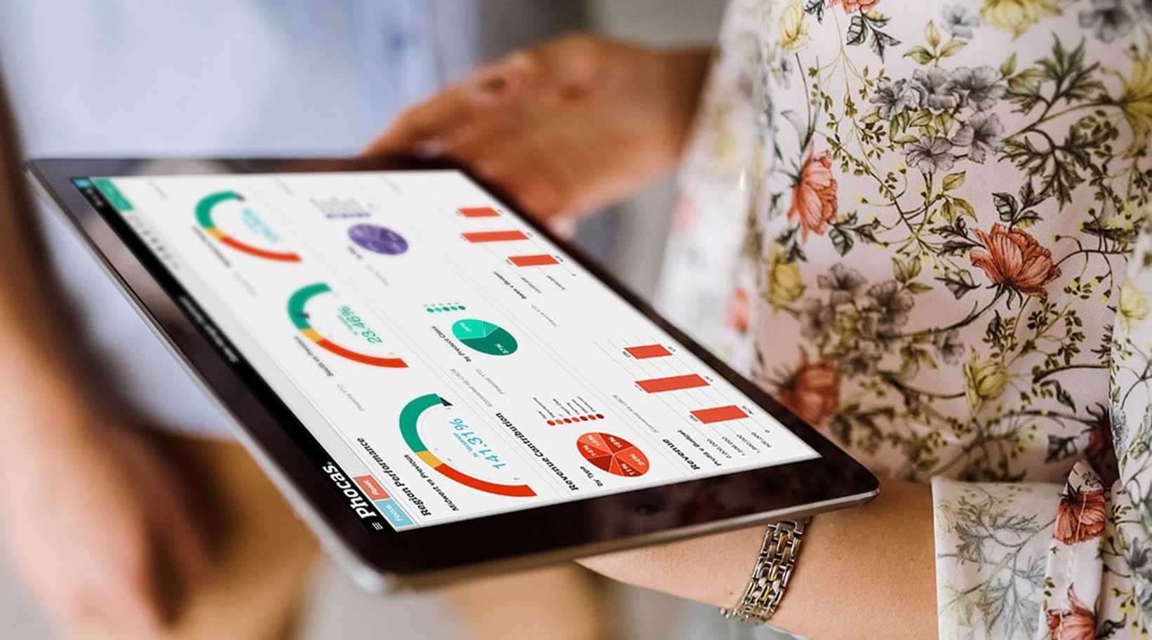 Chart versus table - when to choose the right visualization